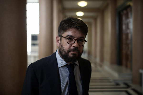 ΜΙΧΑΛΗΣ ΚΑΛΟΓΗΡΟΥ: "ΑΝΘΡΩΠΟΣ ΕΙΔΙΚΩΝ ΑΠΟΣΤΟΛΩΝ" ΤΟΥ ΠΡΩΘΥΠΟΥΡΓΟΥ, ΝΕΟΣ ...